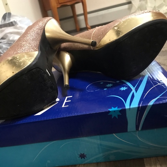 Rogue | Shoes | Gold Sparkle Platform Heels | Poshmark